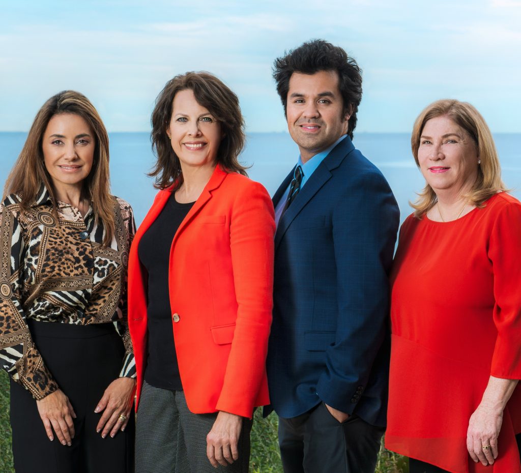 About Us - Alexa Hoyt